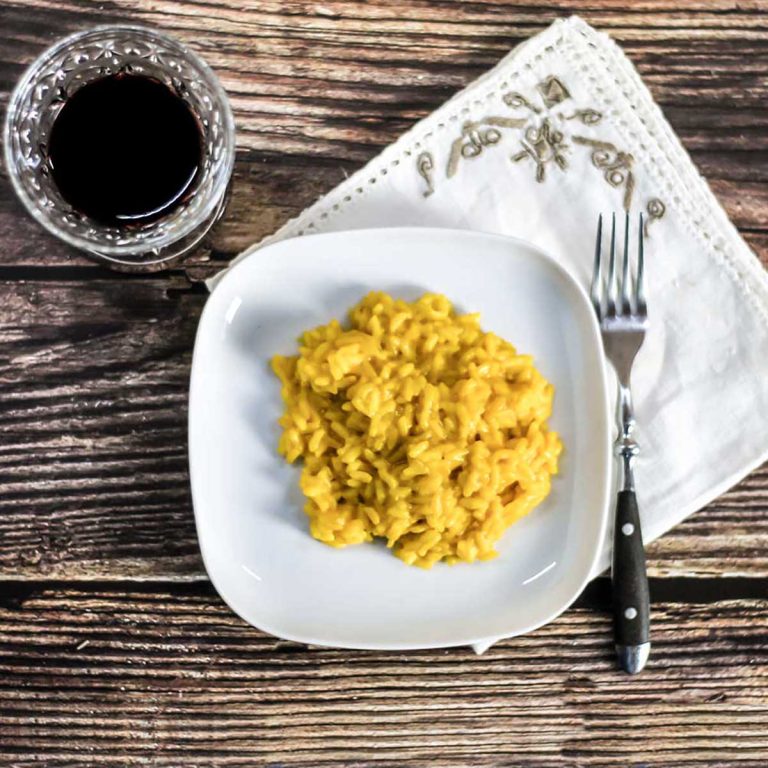 Risotto alla Milanese (Italian Saffron Risotto Recipe) - Recipes from Italy