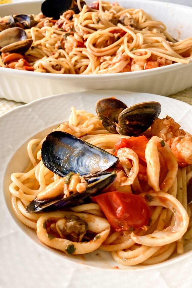 Spaghetti allo Scoglio (Italian Seafood Pasta Recipe) - Recipes from Italy