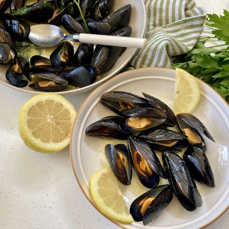 Cozze alla Marinara (Mussels Marinara Recipe) - Recipes from Italy