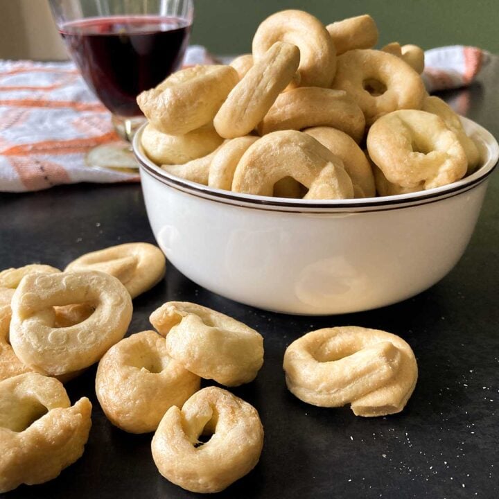 Taralli Recipe (Crunchy Italian Snack Rings from Puglia) - Recipes from ...