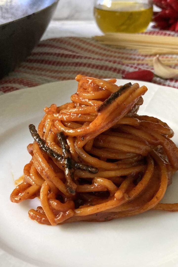 Spaghetti all’Assassina (Crispy Spicy Burnt Pasta from Bari) - Recipes ...