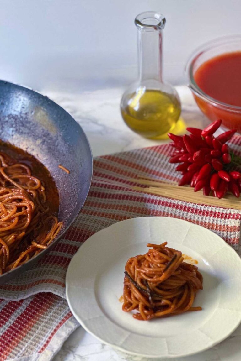 Spaghetti all’Assassina (Crispy Spicy Burnt Pasta from Bari) - Recipes ...