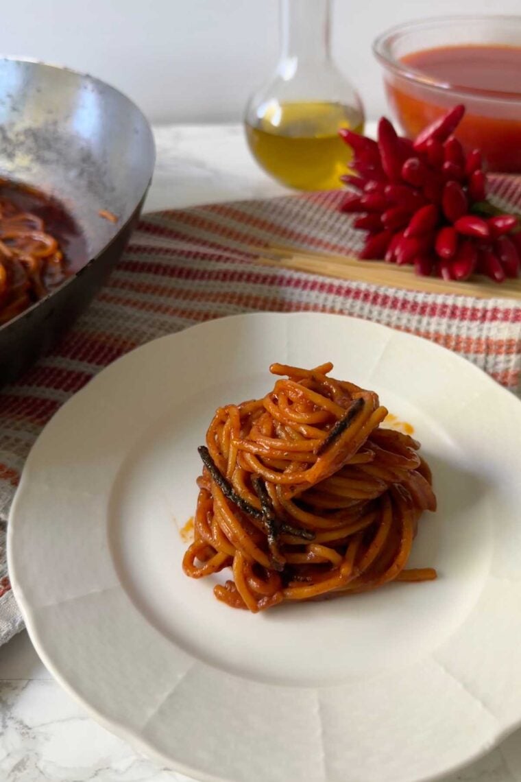 Spaghetti all’Assassina (Crispy Spicy Burnt Pasta from Bari) - Recipes ...