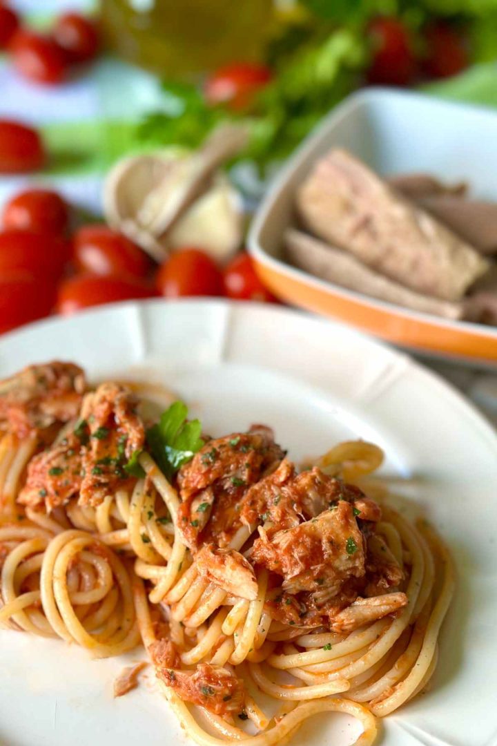 Easy Pasta with Tuna and Tomato Sauce - Recipes from Italy