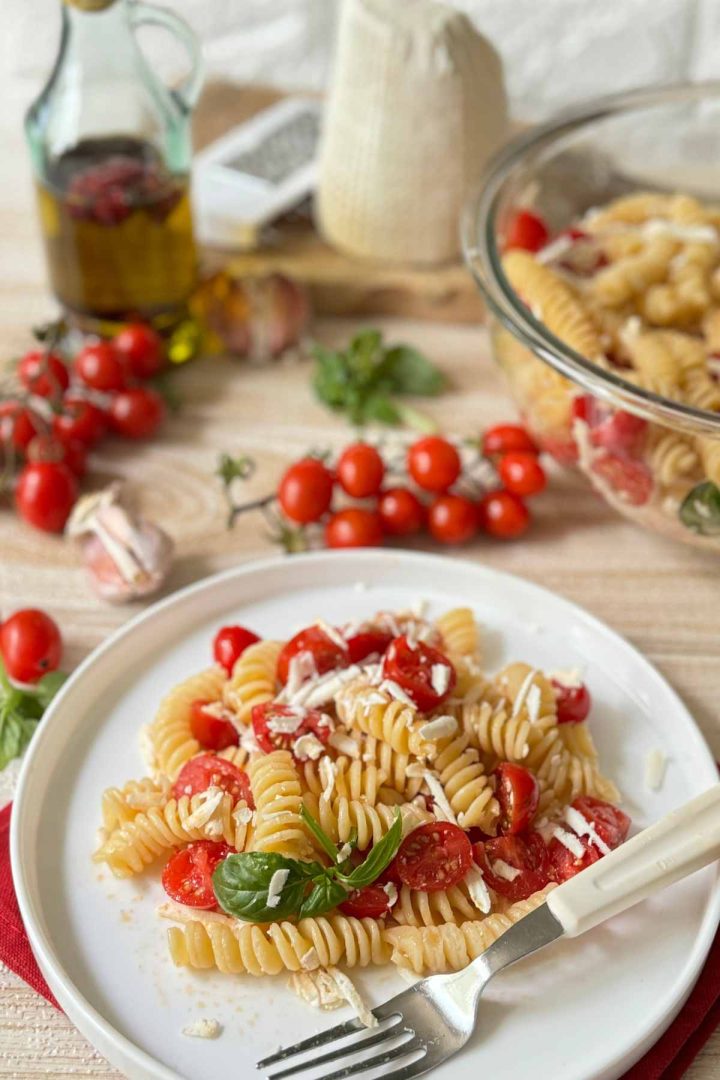 Pasta alla Crudaiola (Fresh Tomato Basil Pasta) - Recipes from Italy
