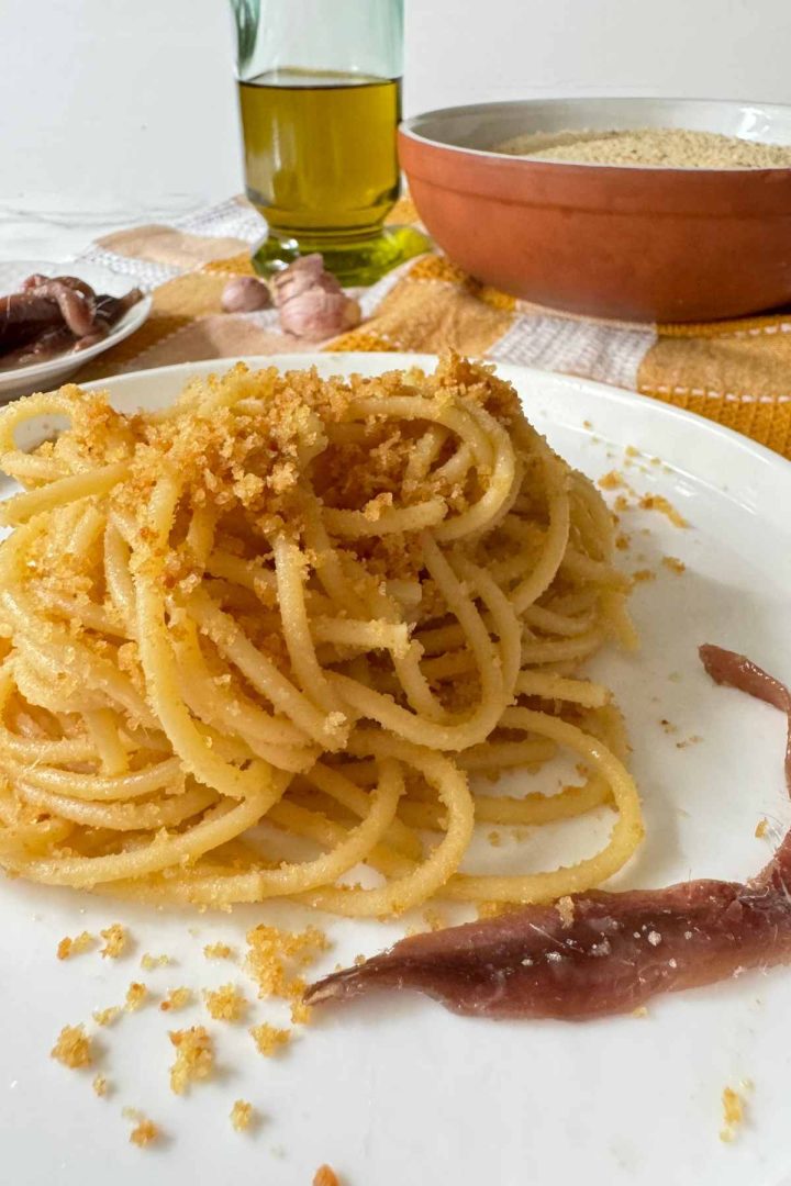 Spaghetti with Anchovies and Breadcrumbs - Recipes from Italy