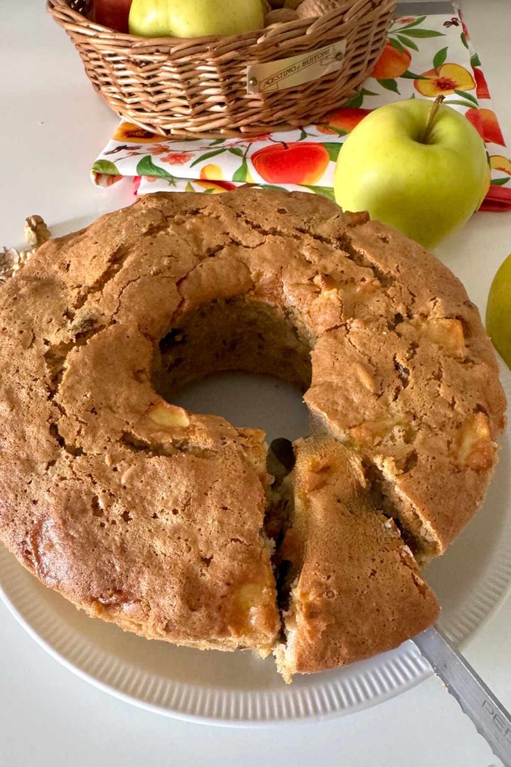 Italian Apple Walnut Bundt Cake (Ciambella con Mele e Noci) - Recipes ...