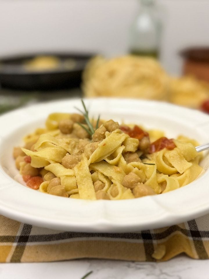 Fettuccine alla Papalina (Ham and Cream Carbonara) - Recipes from Italy