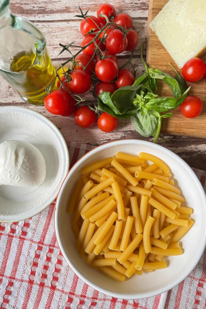 Pasta alla Checca (Roman Fresh Tomato Pasta) - Recipes from Italy