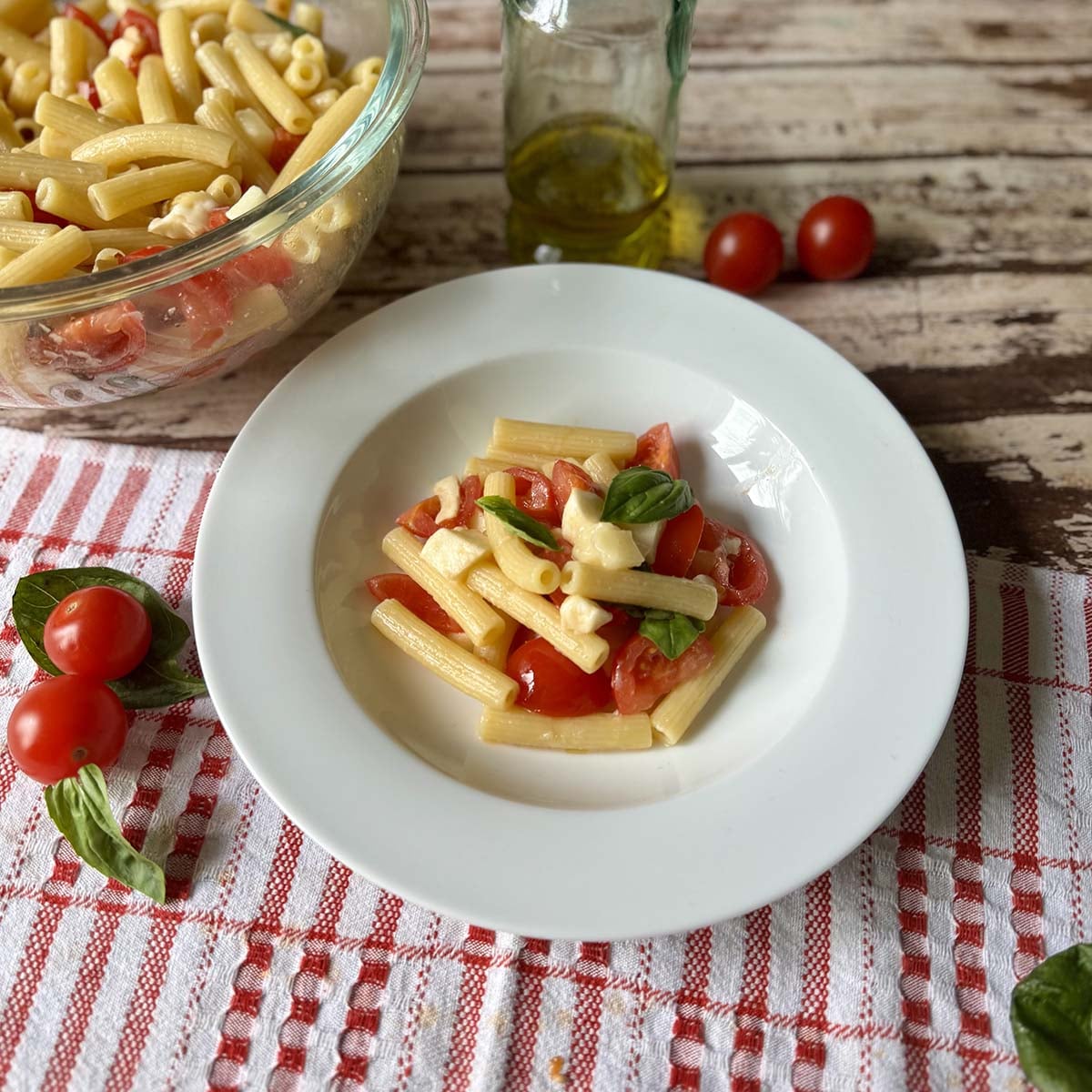 Pasta alla Checca (Roman Fresh Tomato Pasta) - Recipes from Italy