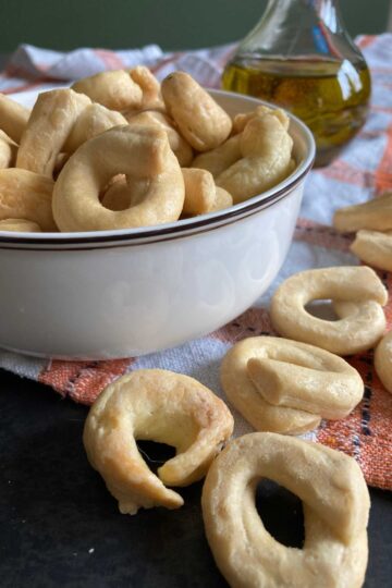 Taralli Recipe (Crunchy Italian Snack Rings from Puglia) - Recipes from ...