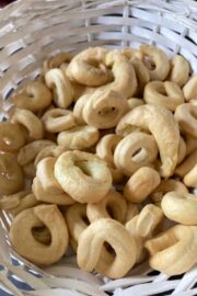 Taralli Recipe (Crunchy Italian Snack Rings from Puglia) - Recipes from ...